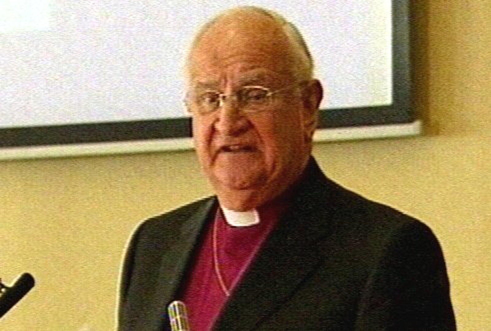 Archbishop Eames announces plan to retire