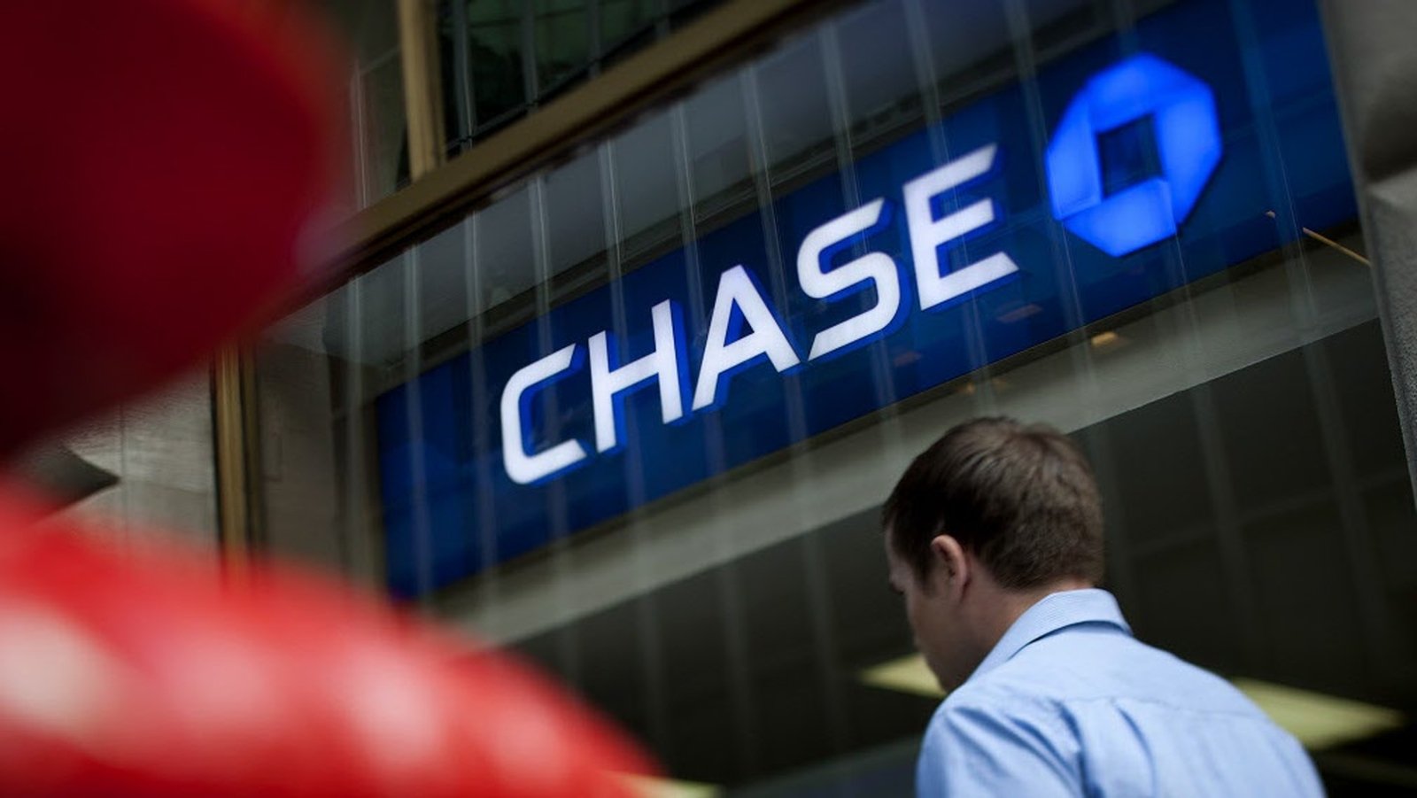 Weak trading hits JPMorgan Chase quarterly profits