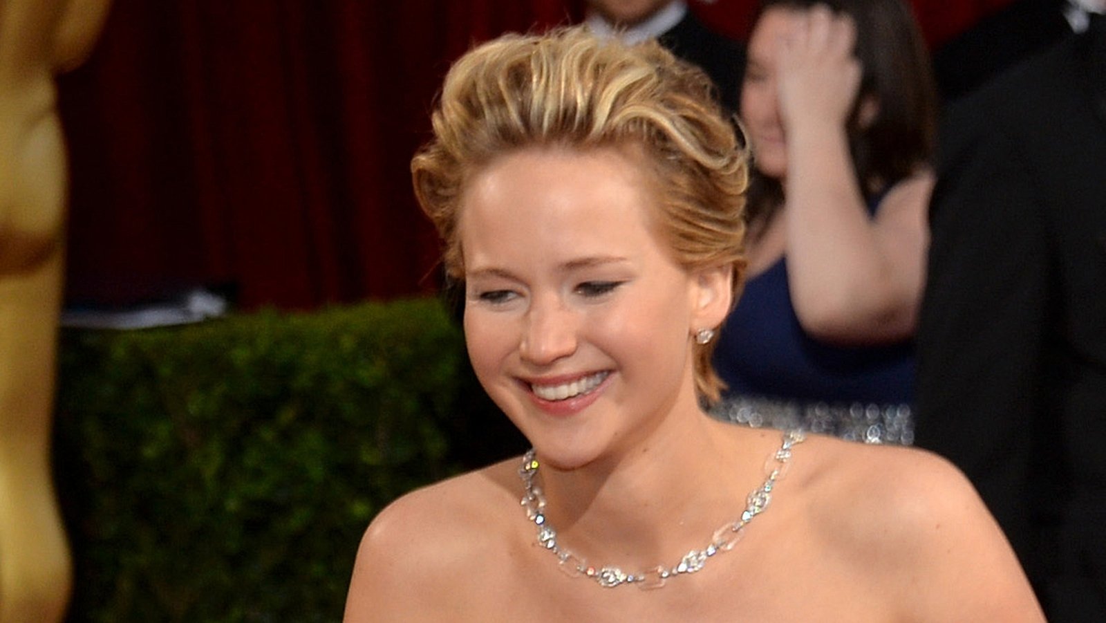 Jennifer Lawrence trips again at Oscars
