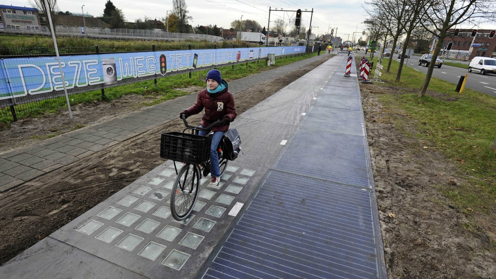 Dutch open world's first solar powered bike path