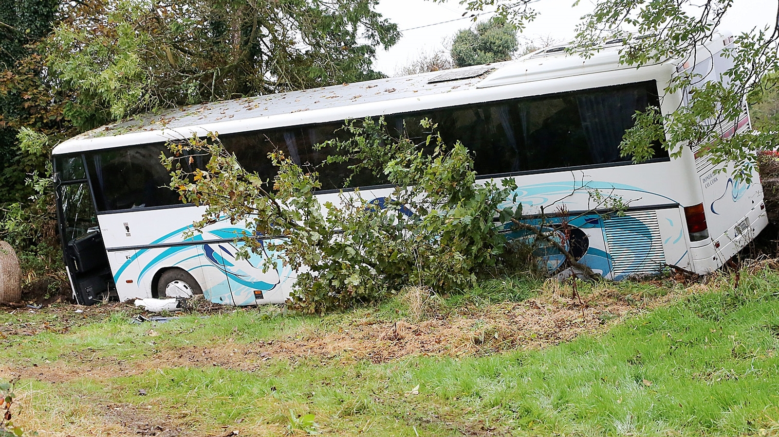 Tiománaí bus scoile básaithe de bharr timpiste