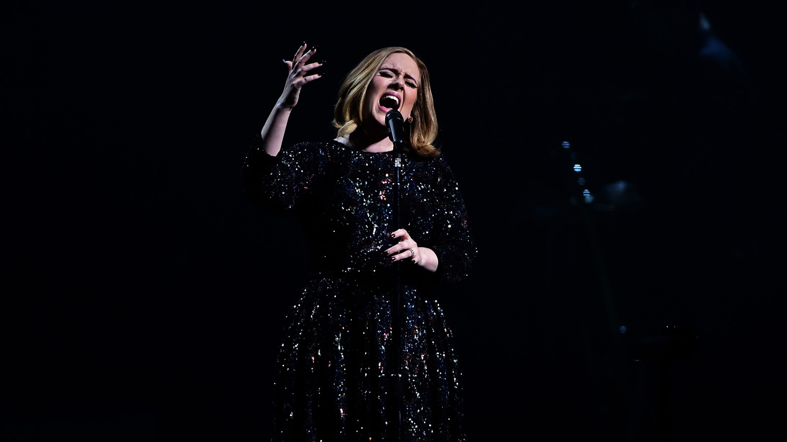 Adele 'so sorry' fan hurt at Glasgow gig