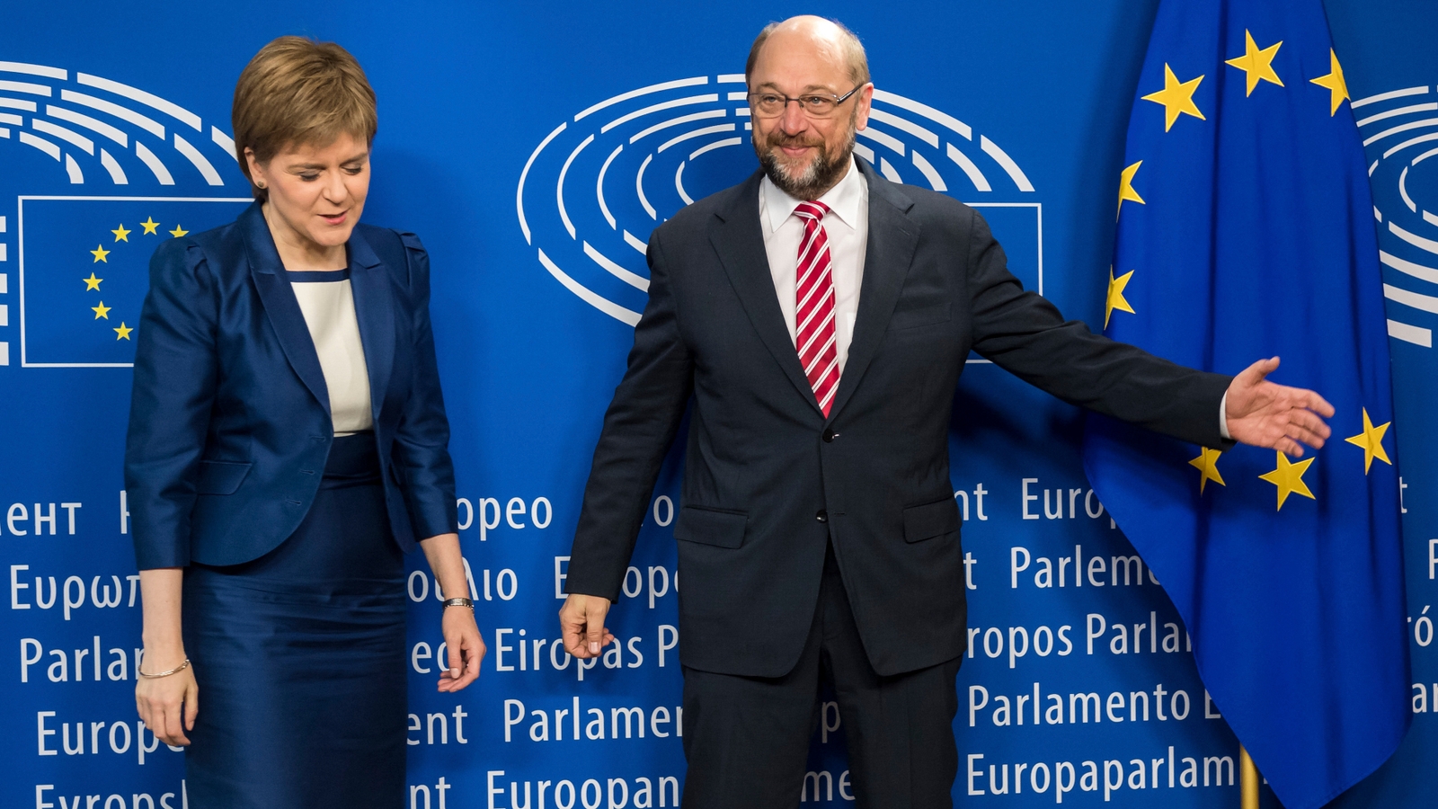 Fáilte curtha roimh Sturgeon san Eoraip