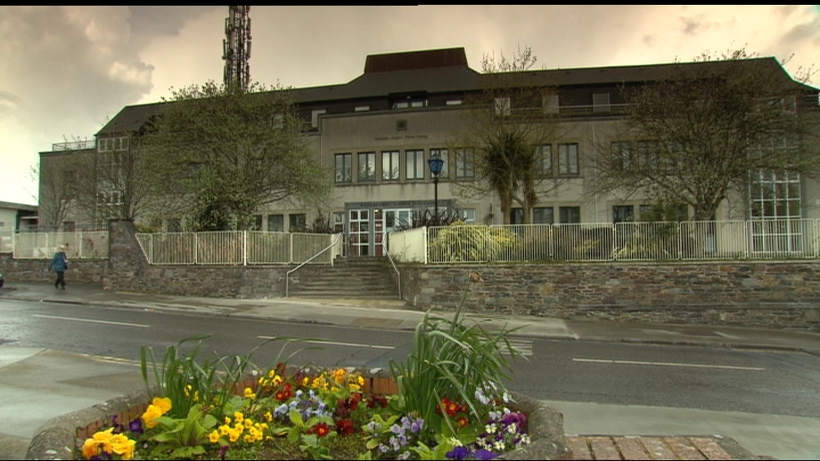 Ógánach go dona tinn de bharr a sháite