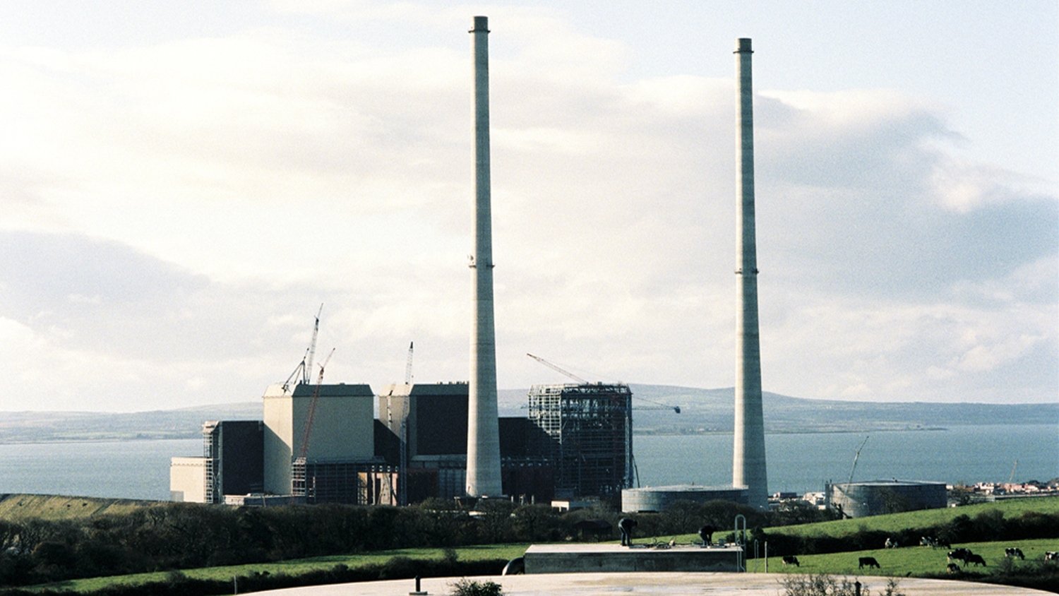 RTÉ Archives | Environment | ESB Chimney At Moneypoint