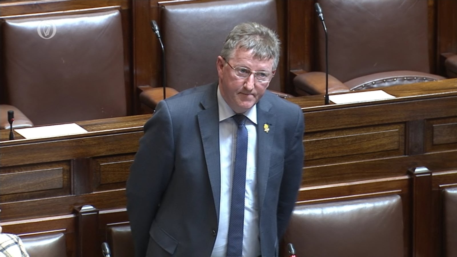 Rialtas le vóta ar cheist an díshealbhaithe a bhuachan, ar éigean