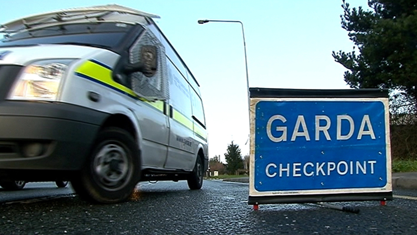 Taoiseach says Govt do not order garda checkpoints