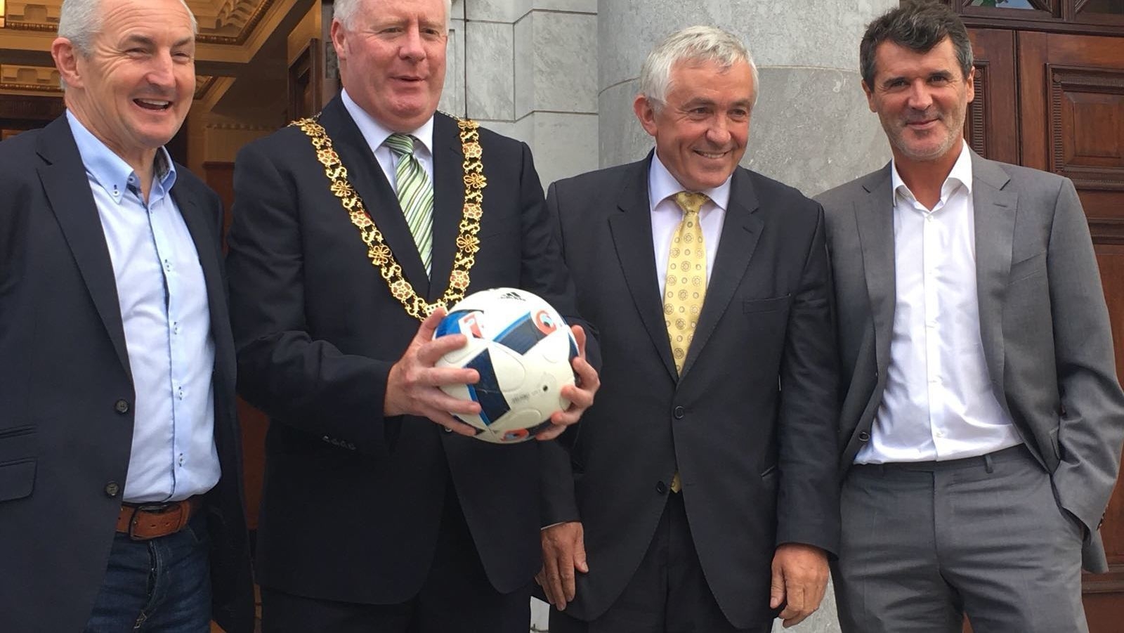 Cluiche mór in omós an imreora sacair Liam Miller