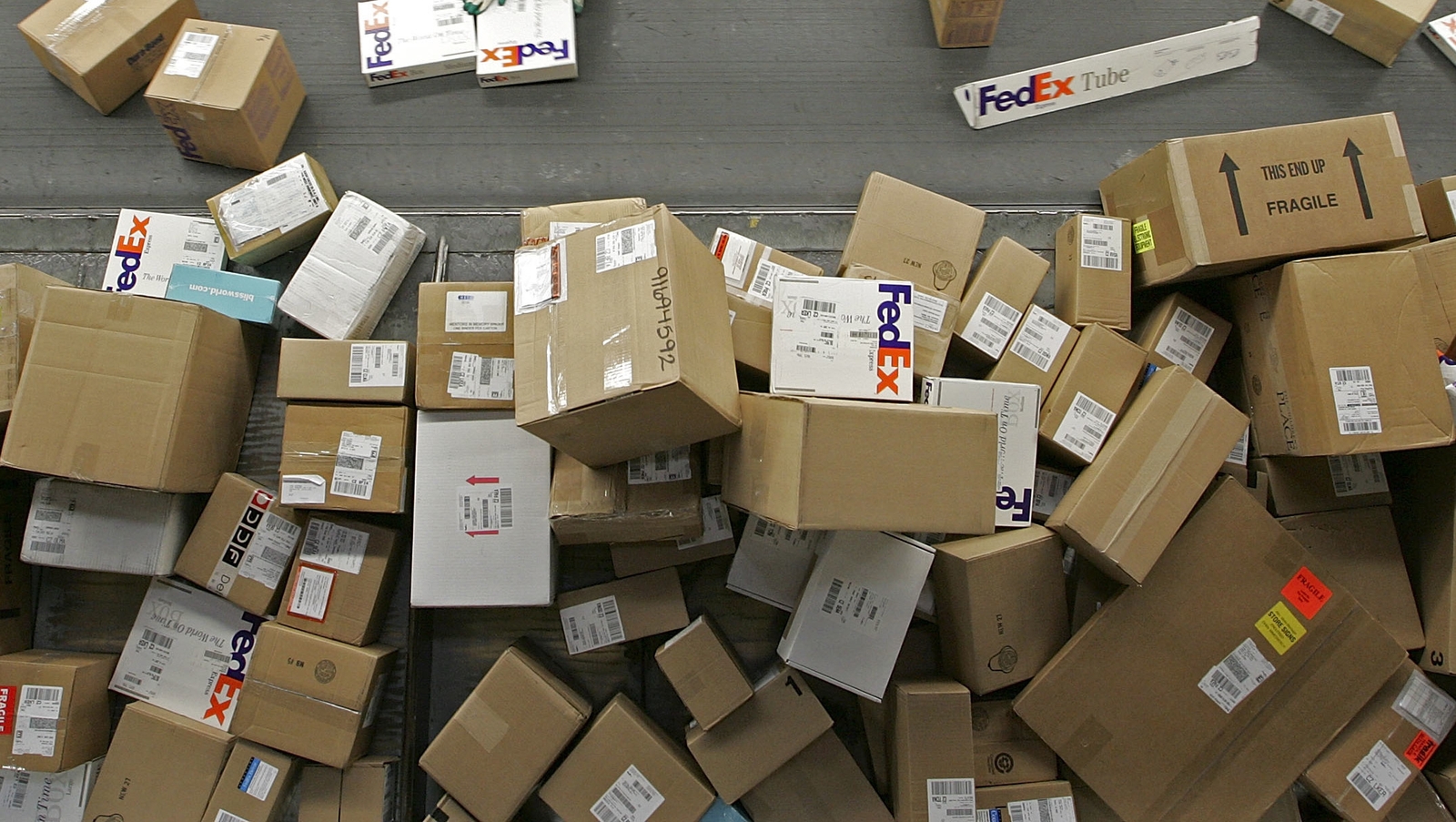 FedEx shares slide amid lower forecasts