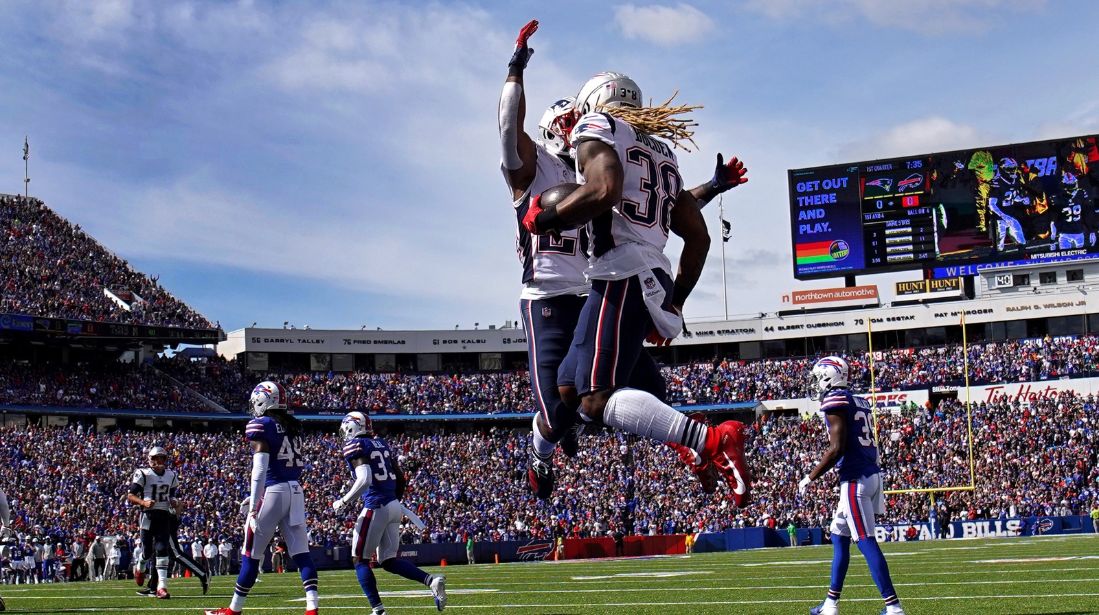NFL round-up: Patriots & Chiefs keep up perfect starts