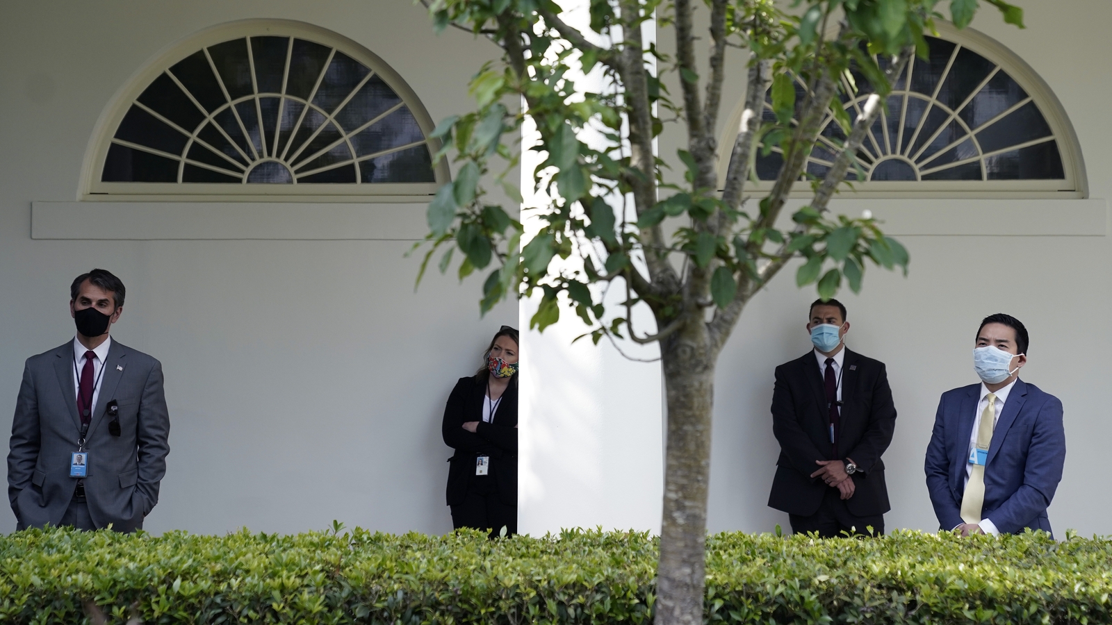 Masks to figure in White House dress code