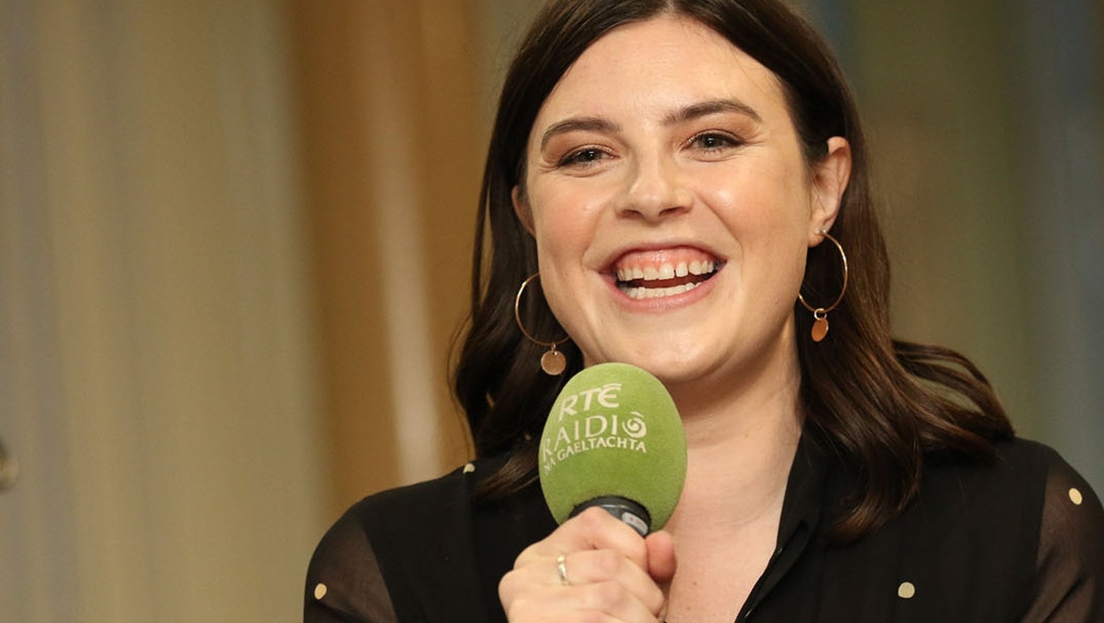 Ó Chartlann go Cláracha Comhaimseartha: Cuimhní cinn ar an raidió