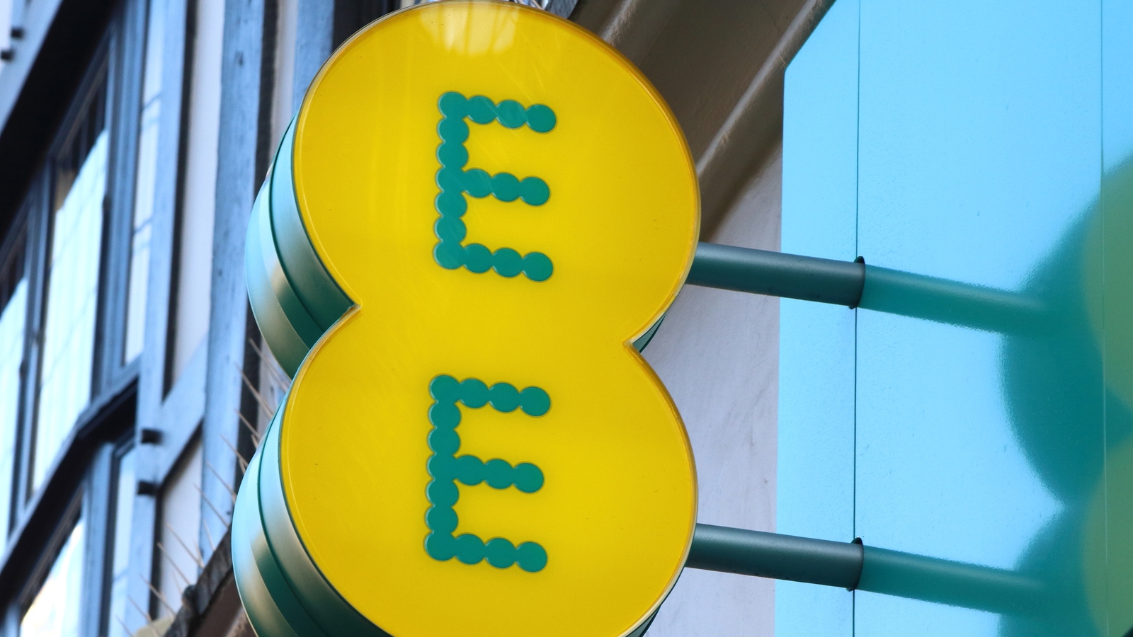 EE to bring back roaming charges, but Ireland exempt