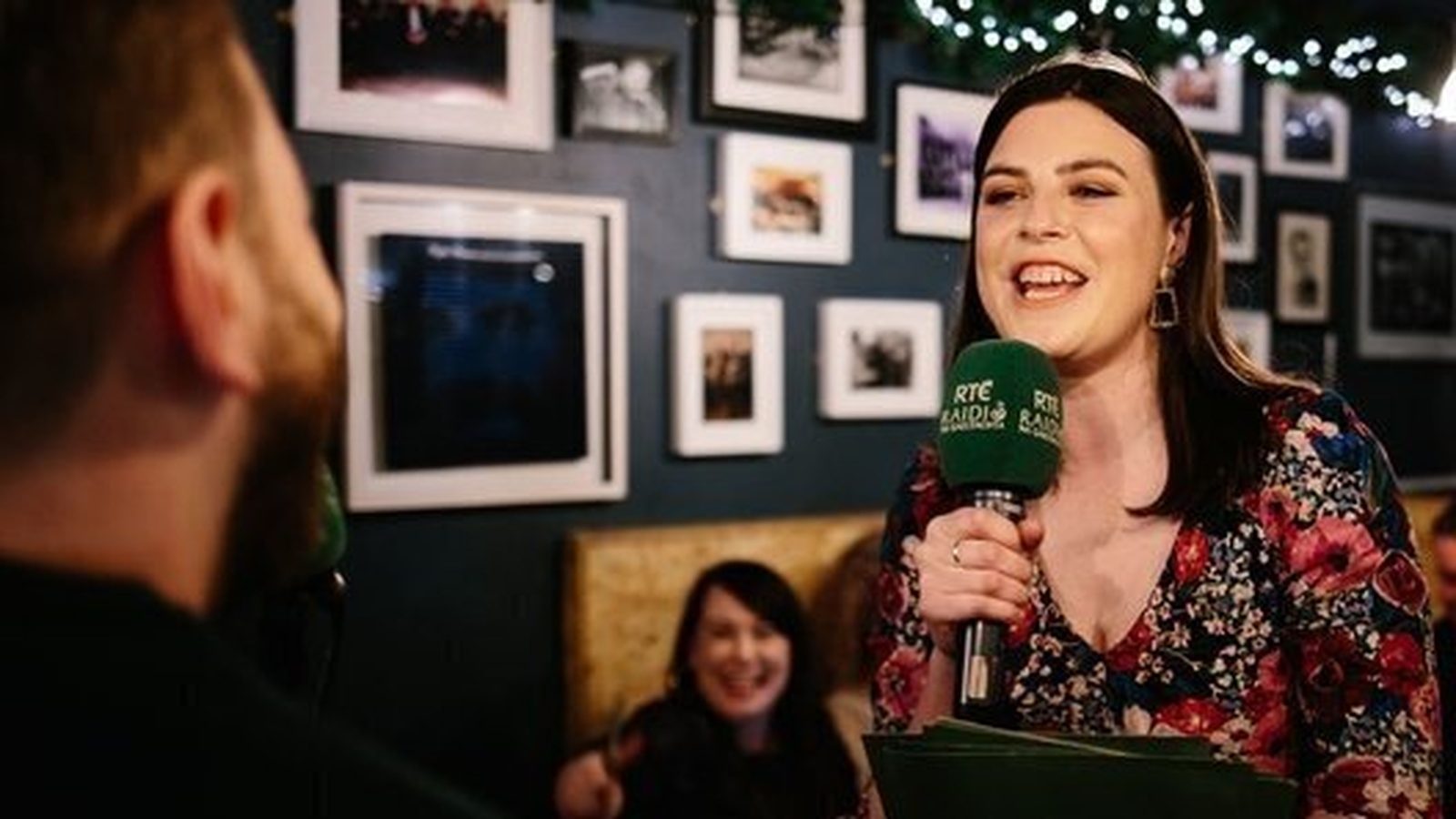 Ceol beo agus comhluadar den scoth ar Bhladhaire inniu