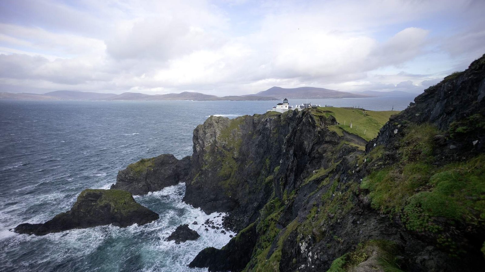Fear sna hochtóidí básaithe amach ó Chliara i gCo Mhaigh Eo