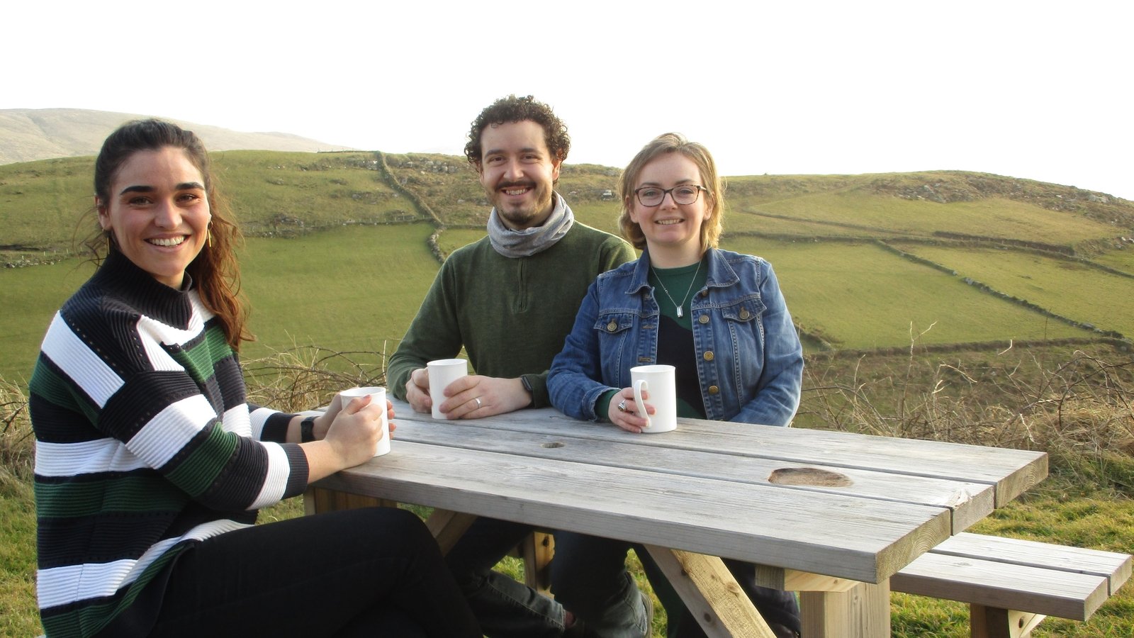 Ag cuartú tí in Uíbh Ráthach: Bog Amach