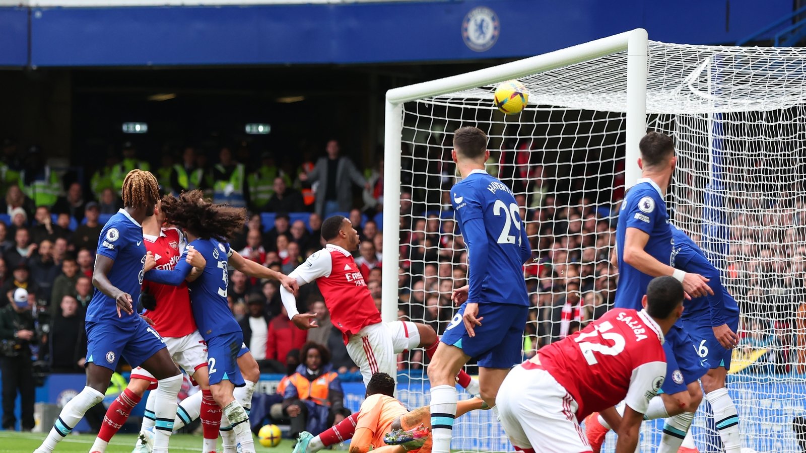 Arsenal back on top after Gabriel winner at Chelsea