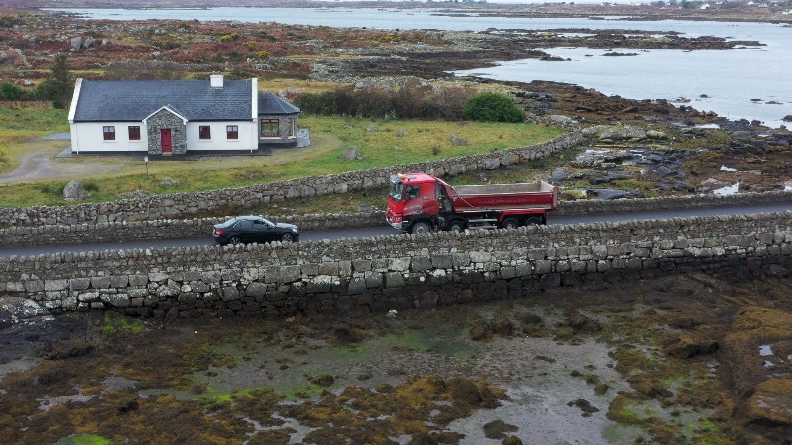 Soilse tráchta le cur ar dhroichid i gCeantar na nOileán