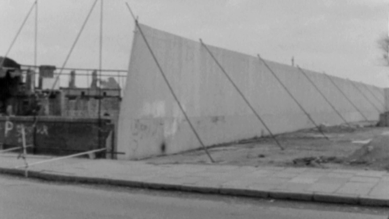 RTÉ Archives | War and Conflict | Belfast Anti-Sniper Screen