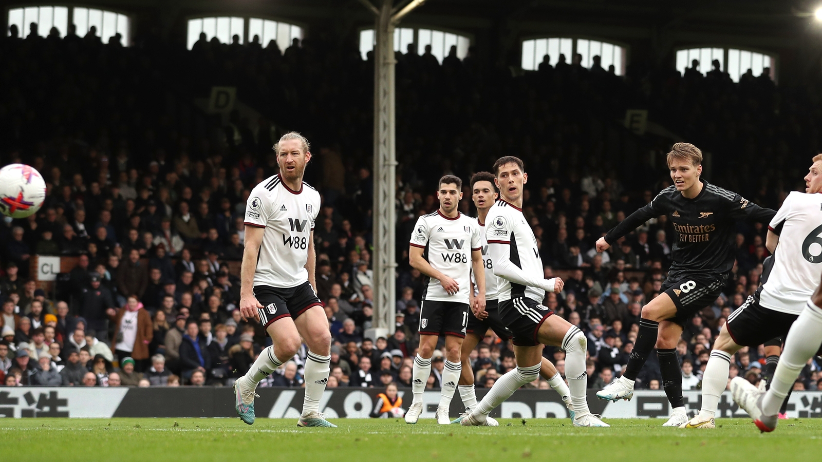 Arsenal ease past Fulham to re-establish five-point gap