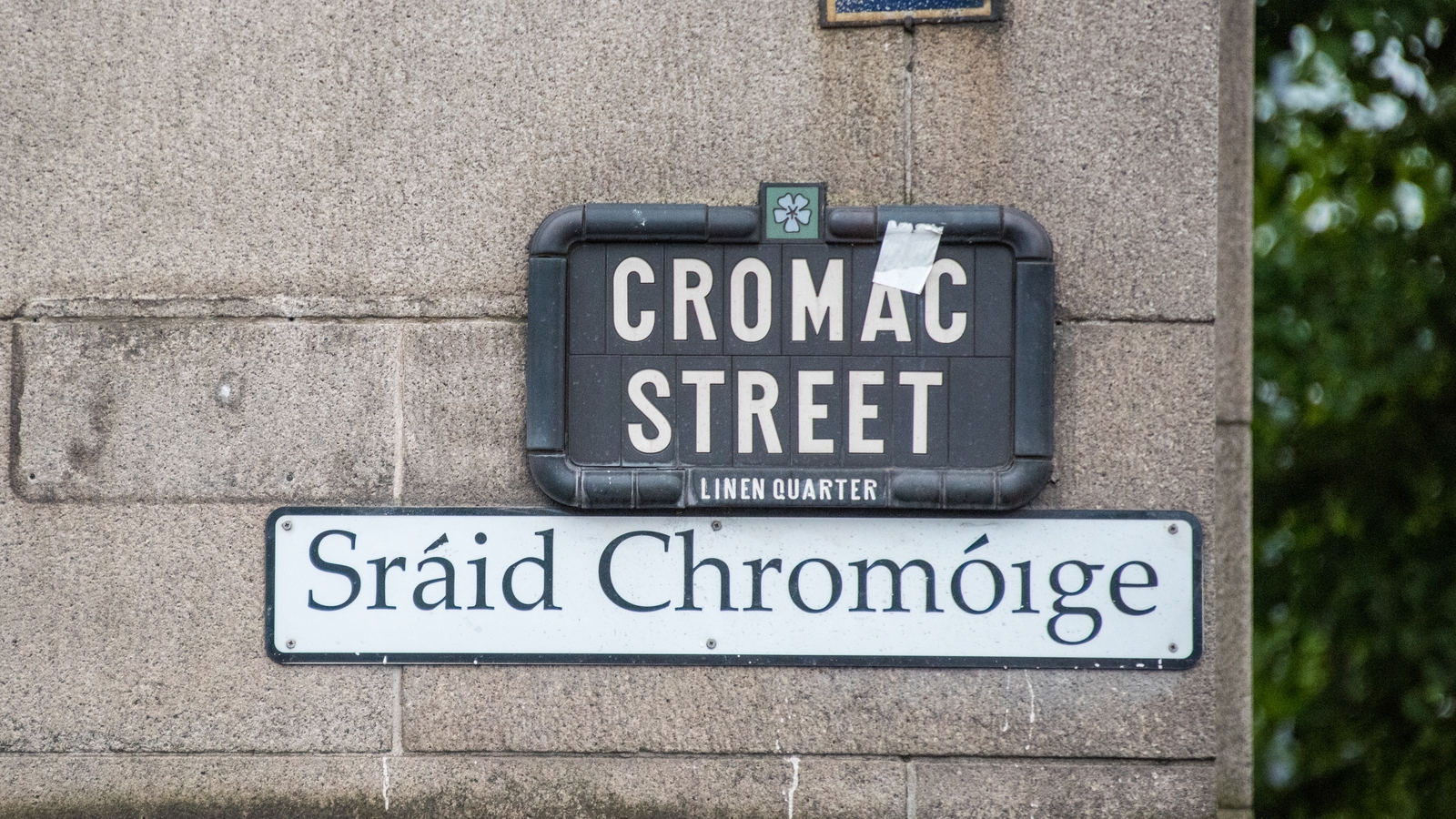 Comharthaí dátheangacha sa Cheathrú Ghaeltachta i mBéal Feirste