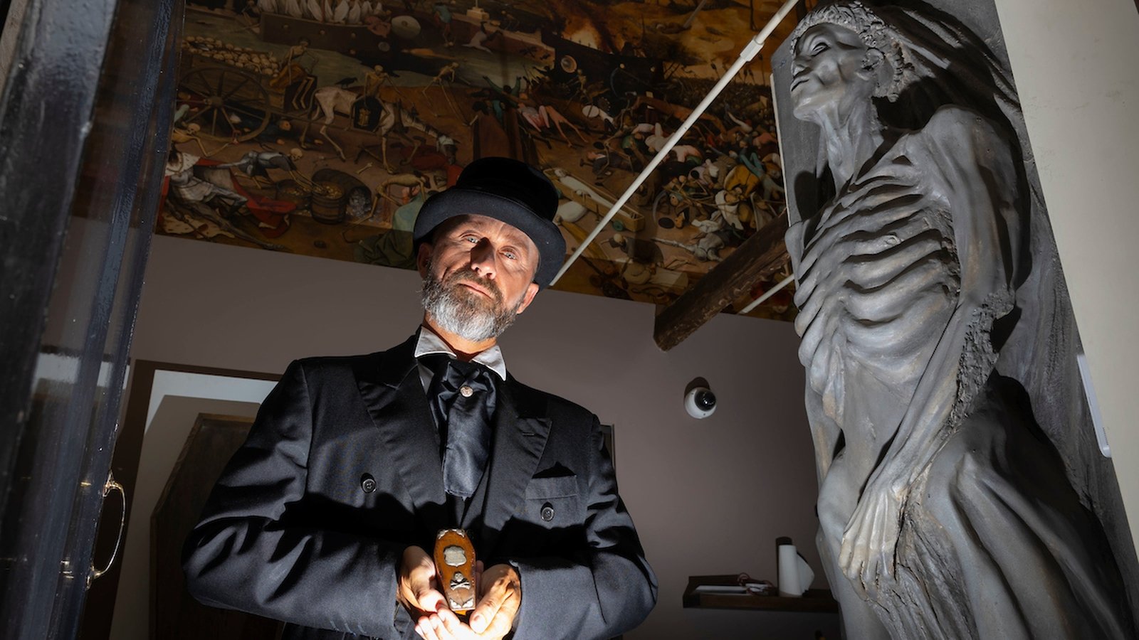 Old Irish death rites: Alms houses, mourning jewellery and wakes