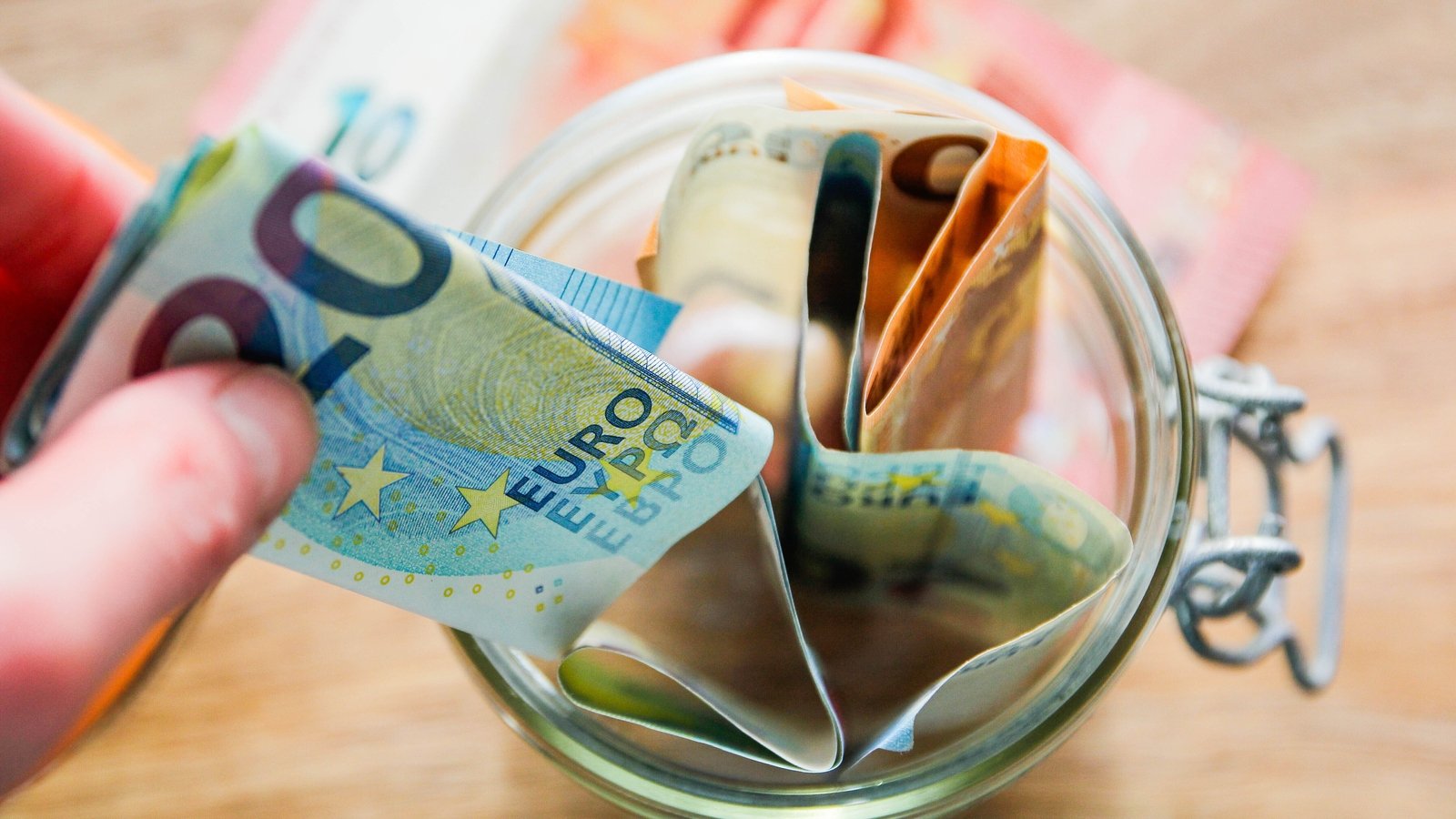 Household saving rate reaches 13.4% in first quarter