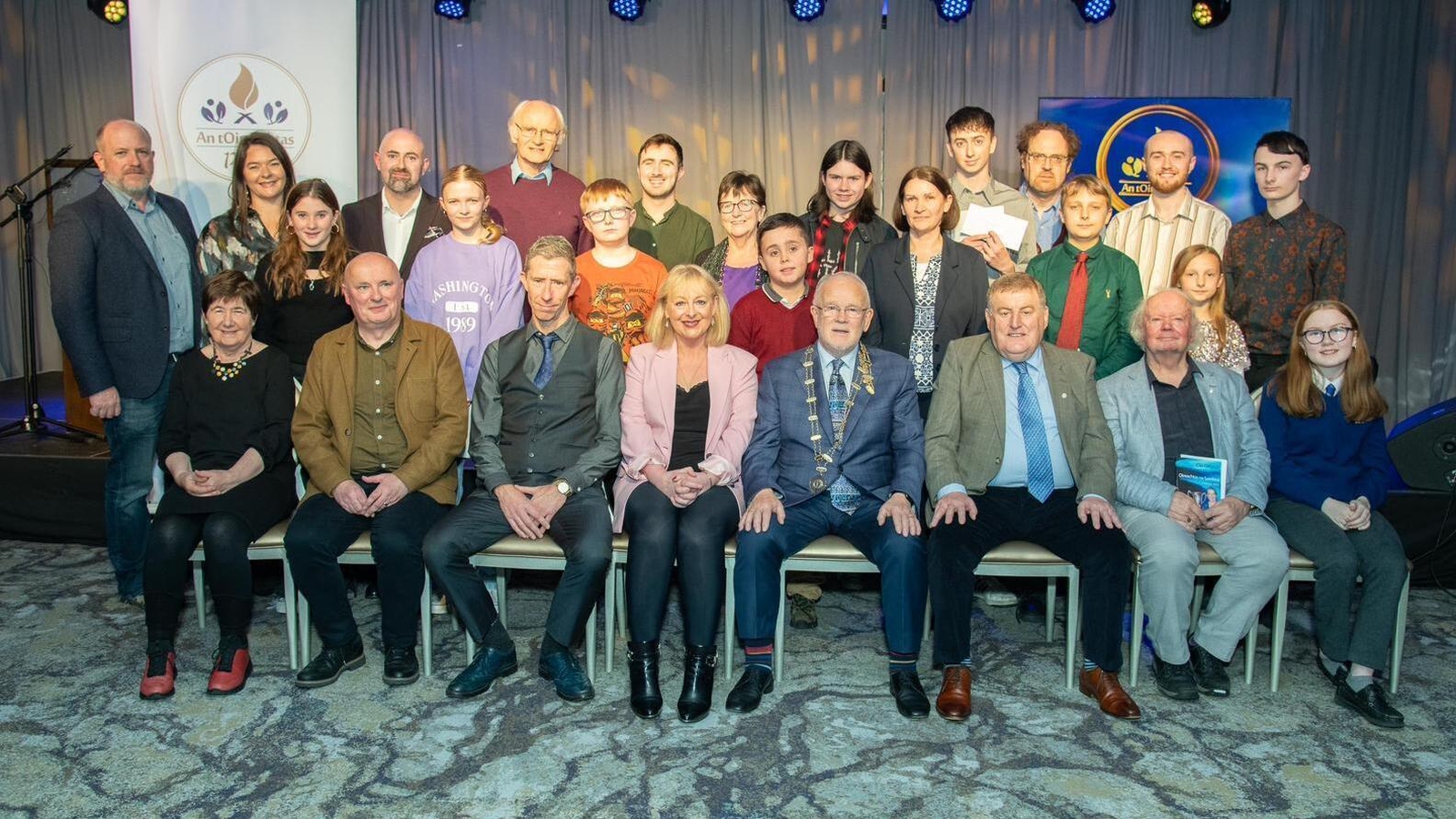 Fear ón Trá Bháin i gConamara ag crochadh leis Corn Uí Riada