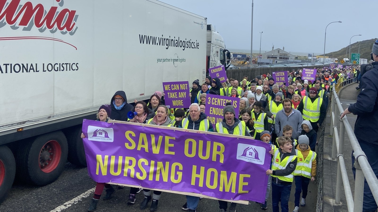 Hundreds protest over international protection centre