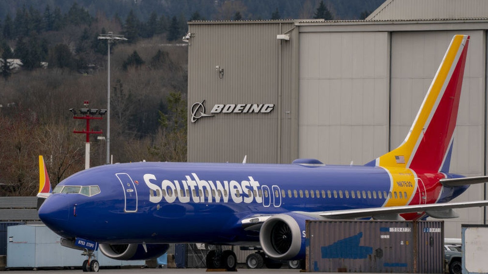 Investigation after Boeing plane engine cover falls off