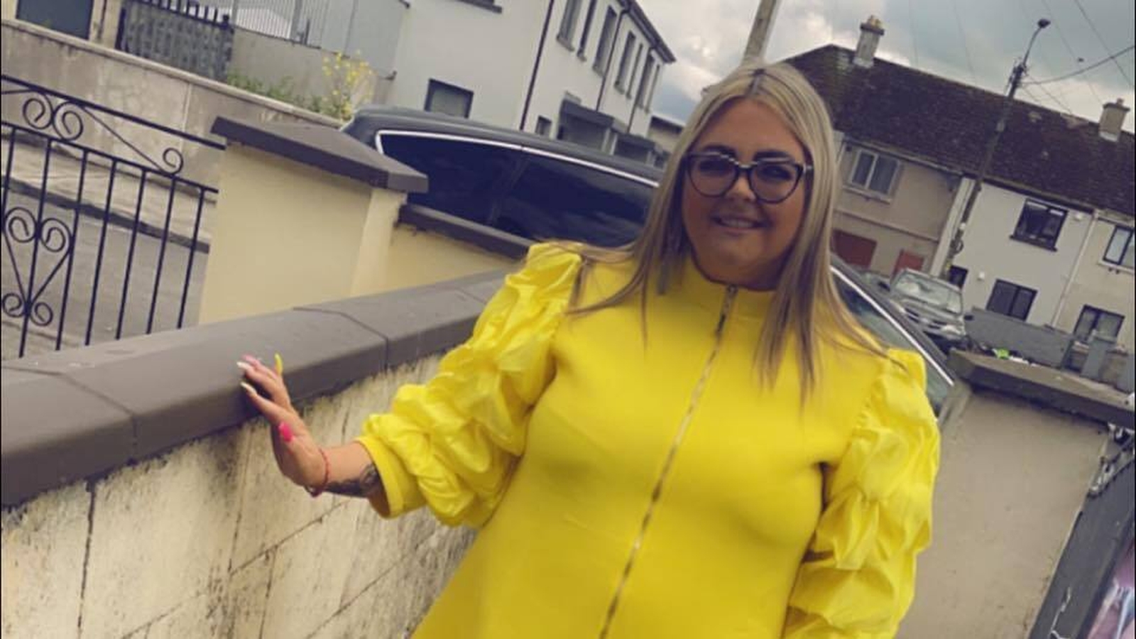 A 23ú breithlá díreach slánaithe ag an bhean a mharaigh madra