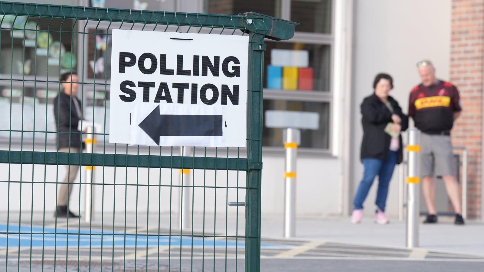 Vótaí á gcaitheamh ar fud na tíre