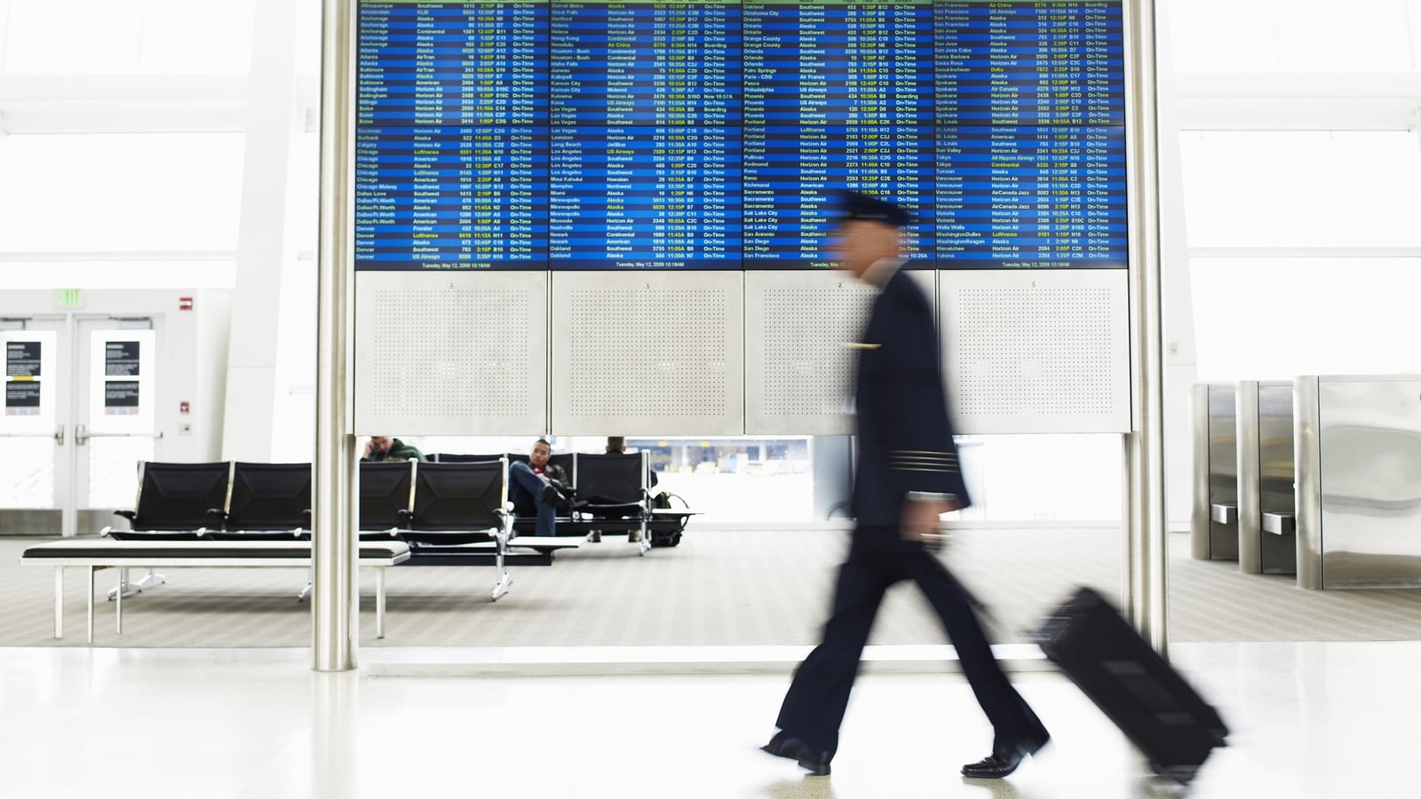 BA pilots narrowly vote down pay overhaul - reports
