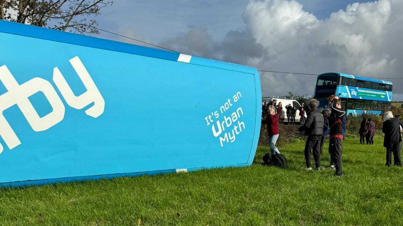 Timpiste bus i gCo. an Dúin agus 70 paisinéir ar bord