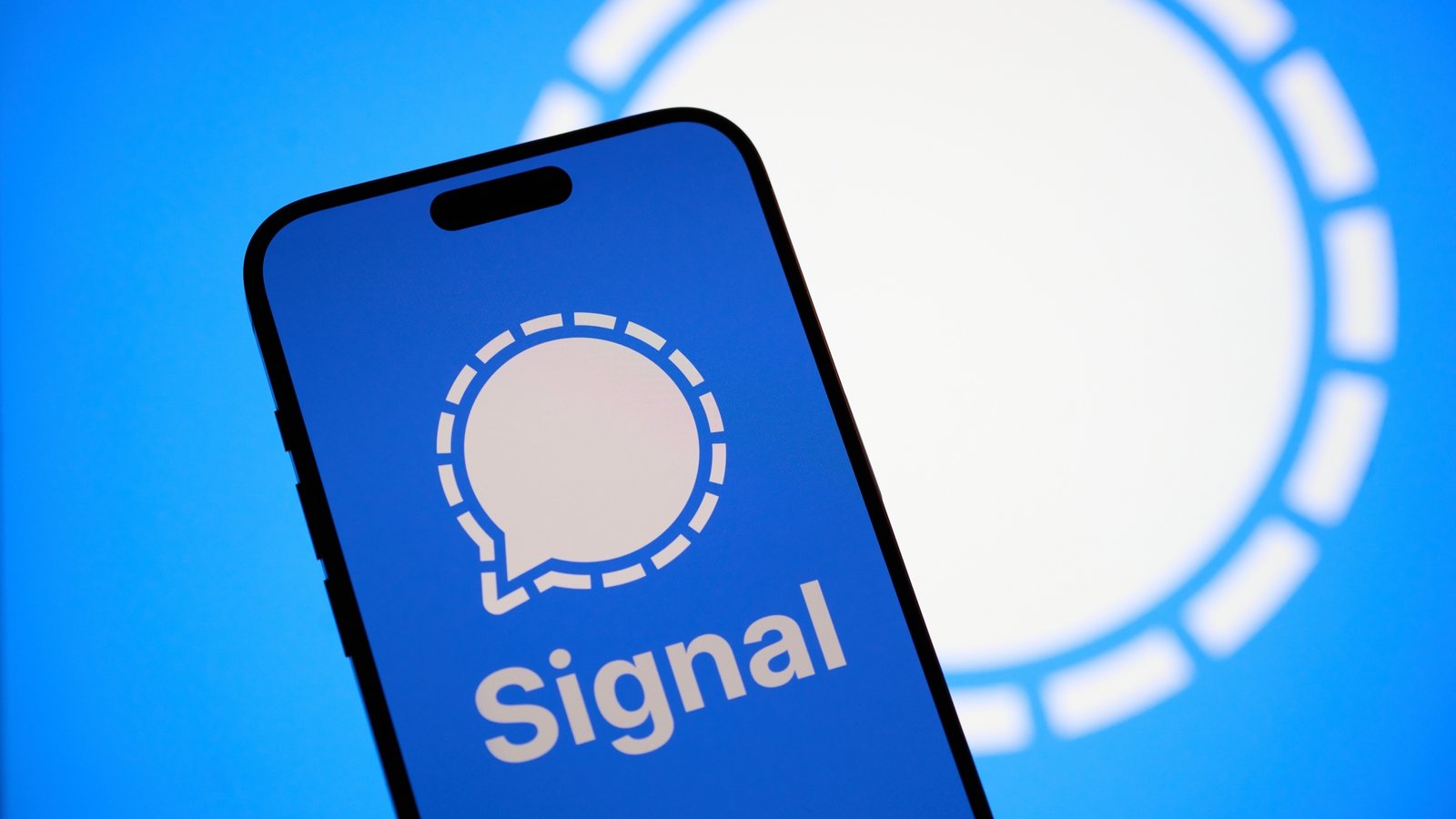 Signal boss defends messaging app's security
