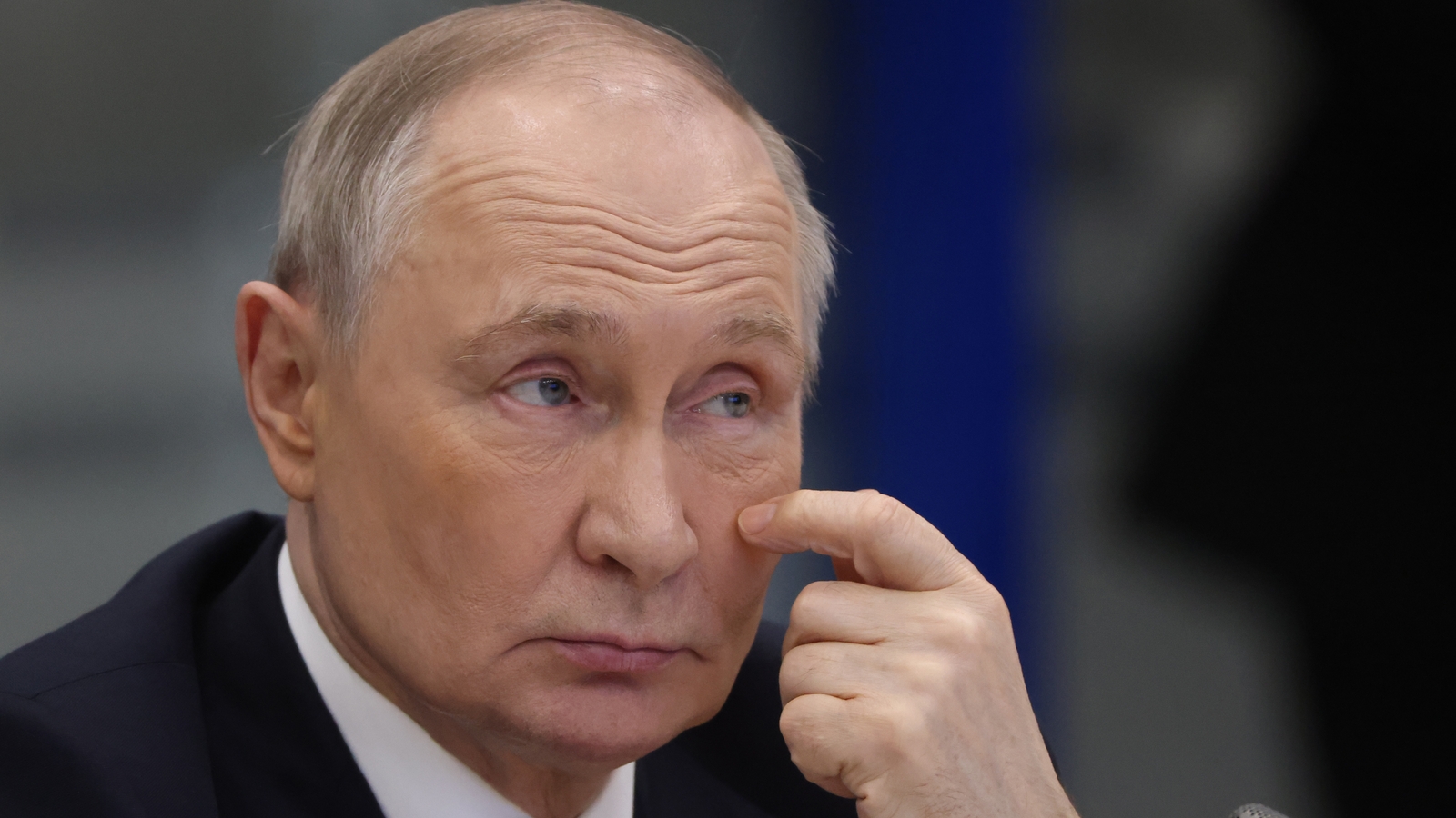 Putin ag moladh Rialtas na hÚcráine a scor