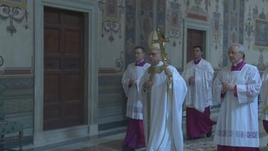 Video | Pope enters Sistine Chapel to celebrate first mass as Pontiff | RTÉ