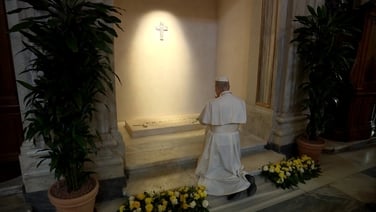 Video | Pope Leo XIV visits Pope Francis’ tomb | RTÉ
