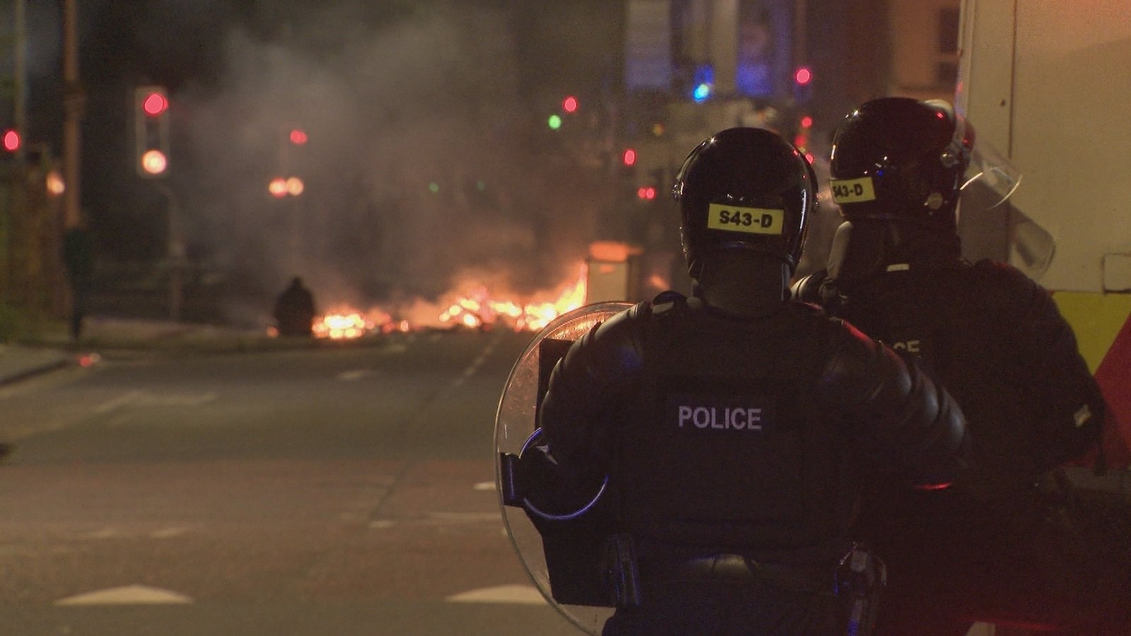 Círéibeacha sa Bhaile Meánach den dara hoíche as a chéile
