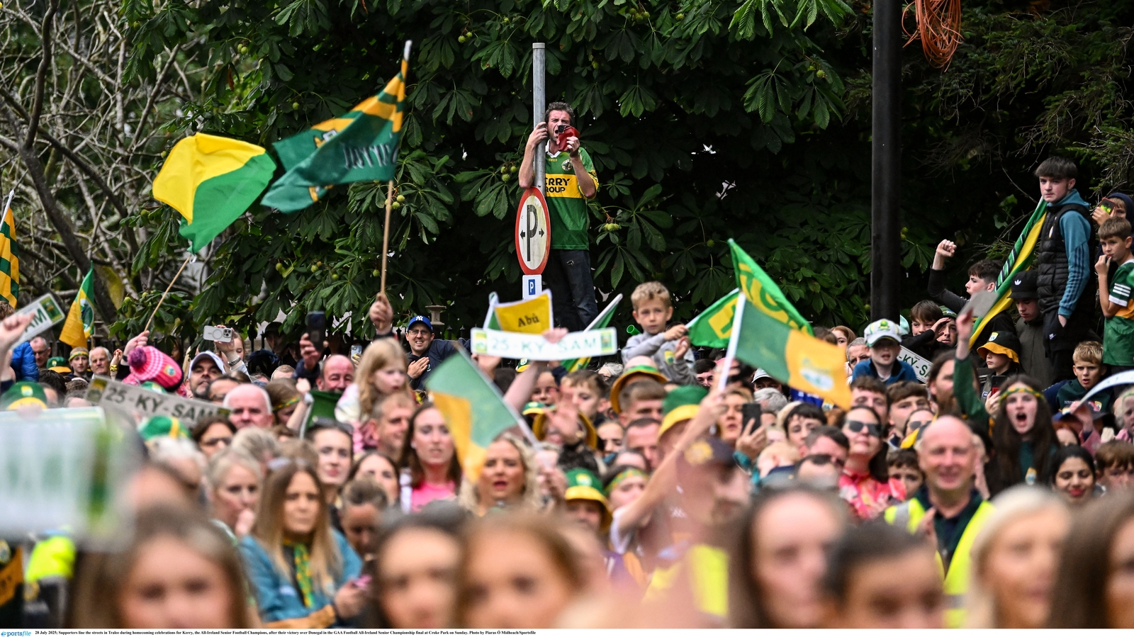 Thousands turn out to welcome Kerry team after final win