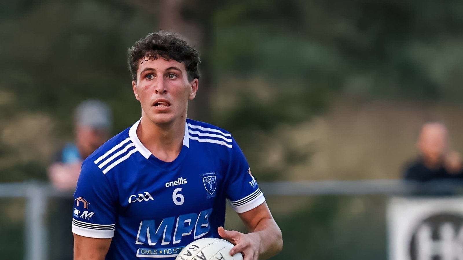 Gradam Shéamuis Mhic Géidigh le bronnadh ar Finnbarr Roarty