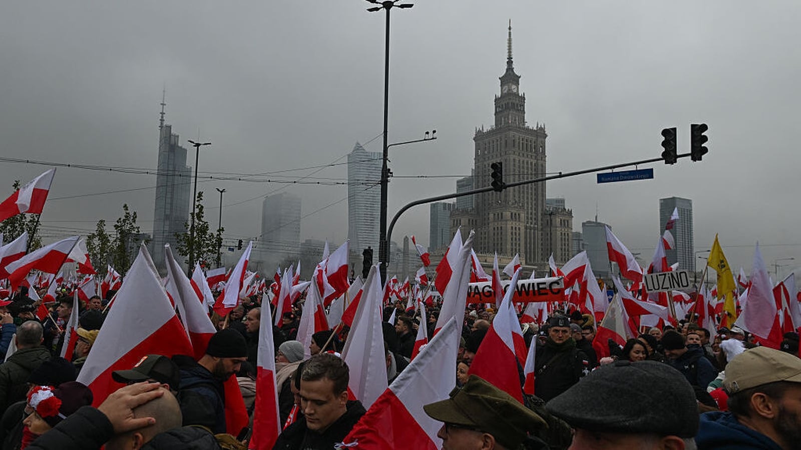 Thousands take part in Independence Day march in Warsaw
