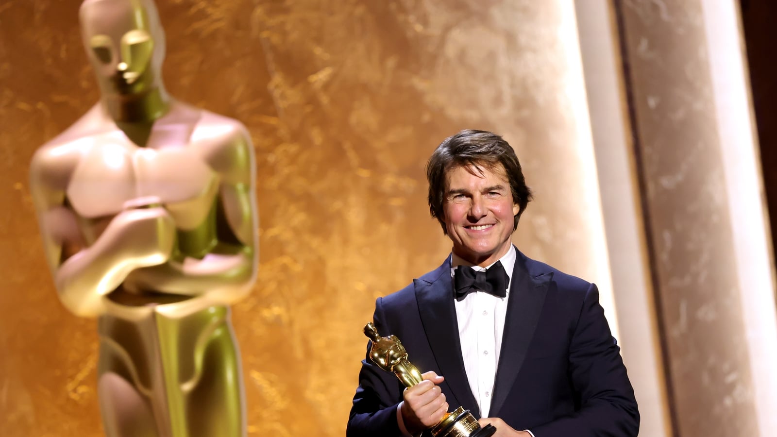 Tom Cruise receives honorary Oscar