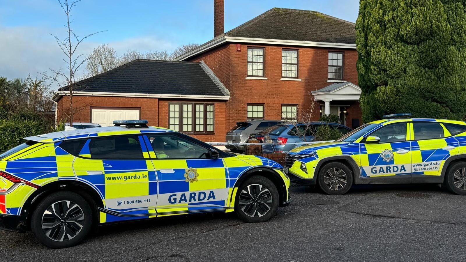 Lánúin sáite i gCorcaigh, bean maraithe agus a fear an-tinn