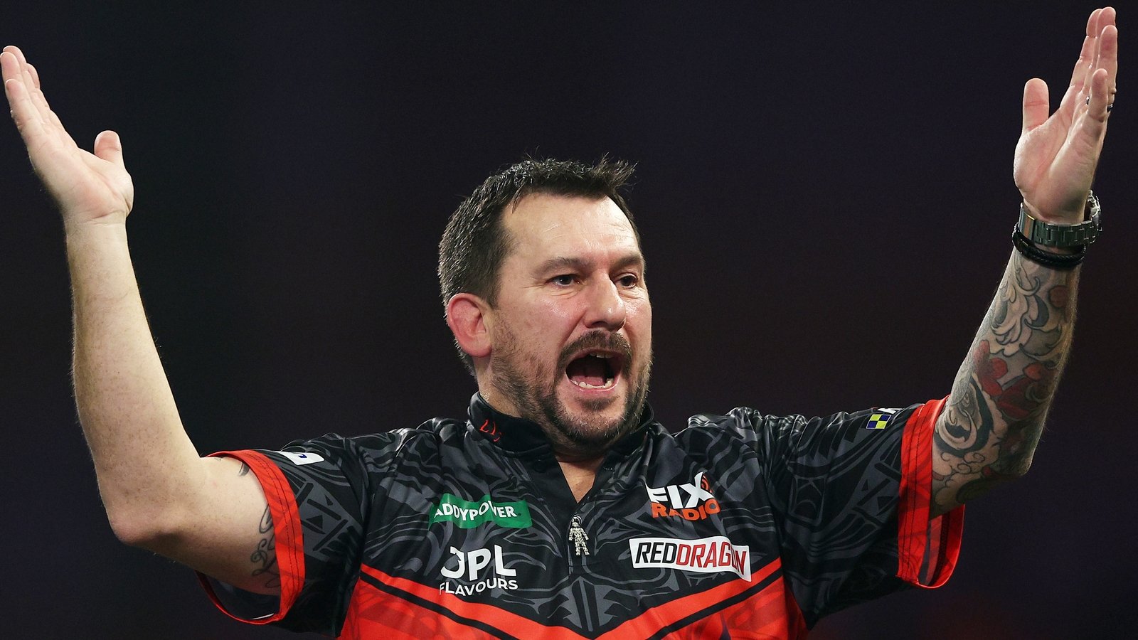 Clayton holds nerve to reach last 16 of Worlds